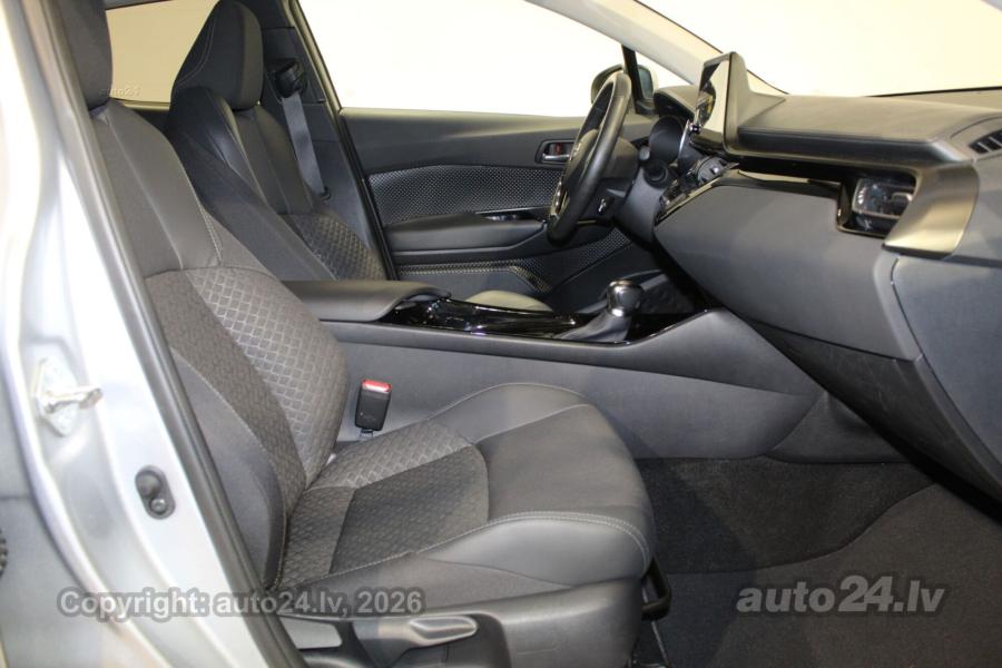 Grey Toyota C-HR 2023 in Tallinn, with an engine capacity of 1.80 L and mileage of 31 thousand km for 24990 €, photo 7 on AUTOMOTO.COM.LV