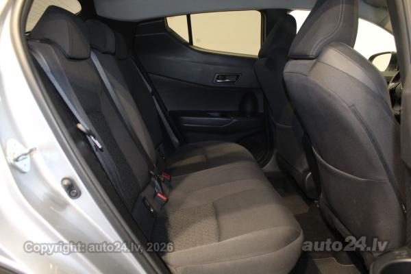 Grey Toyota C-HR 2023 in Tallinn, with an engine capacity of 1.80 L and mileage of 31 thousand km for 24990 €, photo 8 on AUTOMOTO.COM.LV