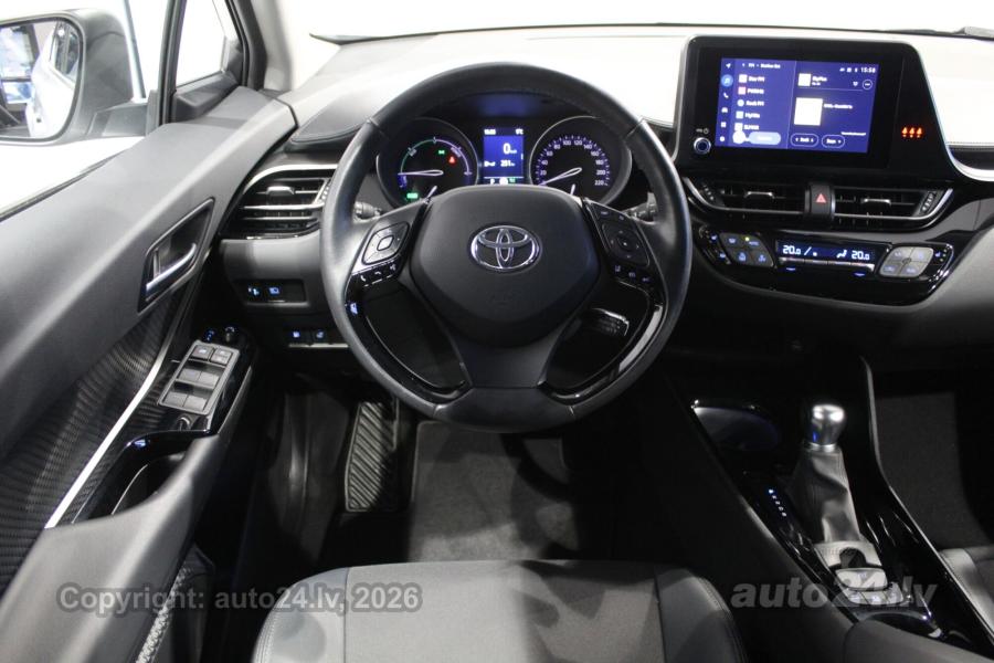 Grey Toyota C-HR 2023 in Tallinn, with an engine capacity of 1.80 L and mileage of 31 thousand km for 24990 €, photo 10 on AUTOMOTO.COM.LV