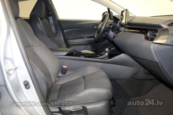 Grey Toyota C-HR 2023 in Tallinn, with an engine capacity of 1.80 L and mileage of 36 thousand km for 22990 €, photo 7 on AUTOMOTO.COM.LV