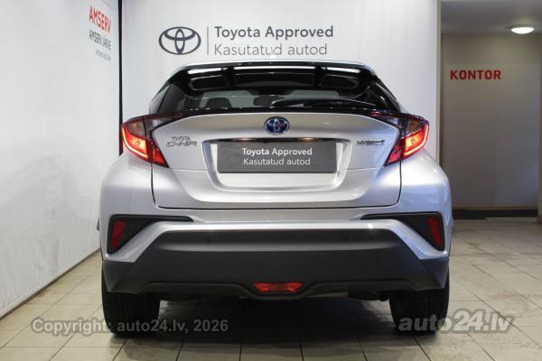 Grey Toyota C-HR 2023 in Tallinn, with an engine capacity of 1.80 L and mileage of 32 thousand km for 22990 €, photo 5 on AUTOMOTO.COM.LV