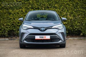 Grey Toyota C-HR 2023 in Riga, with an engine capacity of 1.80 L and mileage of 57 thousand km for 20850 €, photo 3 on AUTOMOTO.COM.LV