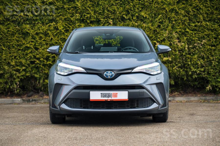 Grey Toyota C-HR 2023 in Riga, with an engine capacity of 1.80 L and mileage of 57 thousand km for 20850 €, photo 3 on AUTOMOTO.COM.LV