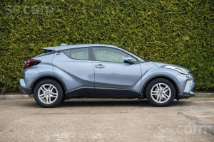 Grey Toyota C-HR 2023 in Riga, with an engine capacity of 1.80 L and mileage of 57 thousand km for 20850 €, photo 5 on AUTOMOTO.COM.LV