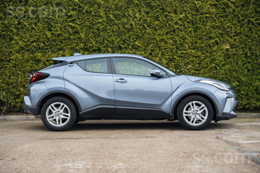 Grey Toyota C-HR 2023 in Riga, with an engine capacity of 1.80 L and mileage of 57 thousand km for 20850 €, photo 5 on AUTOMOTO.COM.LV
