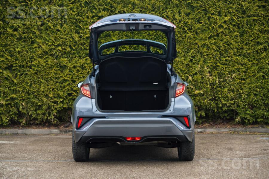 Grey Toyota C-HR 2023 in Riga, with an engine capacity of 1.80 L and mileage of 57 thousand km for 20850 €, photo 8 on AUTOMOTO.COM.LV