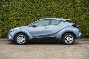 Grey Toyota C-HR 2023 in Riga, with an engine capacity of 1.80 L and mileage of 57 thousand km for 20850 €, photo 10 on AUTOMOTO.COM.LV