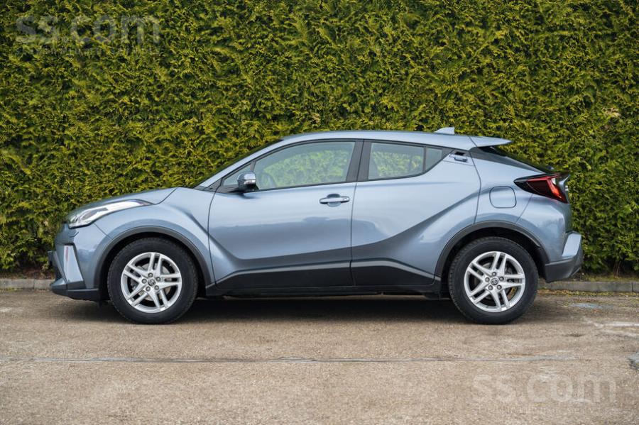 Grey Toyota C-HR 2023 in Riga, with an engine capacity of 1.80 L and mileage of 57 thousand km for 20850 €, photo 10 on AUTOMOTO.COM.LV