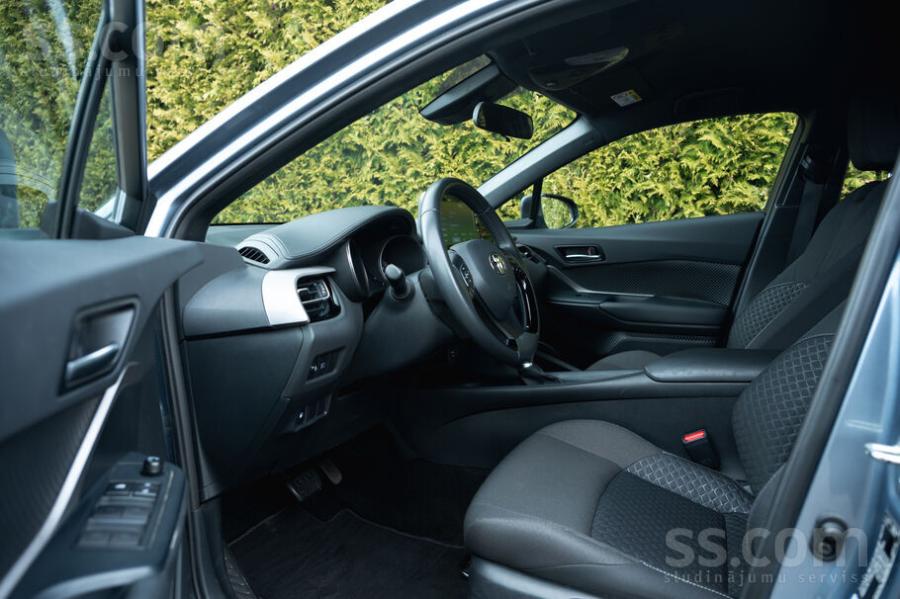 Grey Toyota C-HR 2023 in Riga, with an engine capacity of 1.80 L and mileage of 57 thousand km for 20850 €, photo 11 on AUTOMOTO.COM.LV