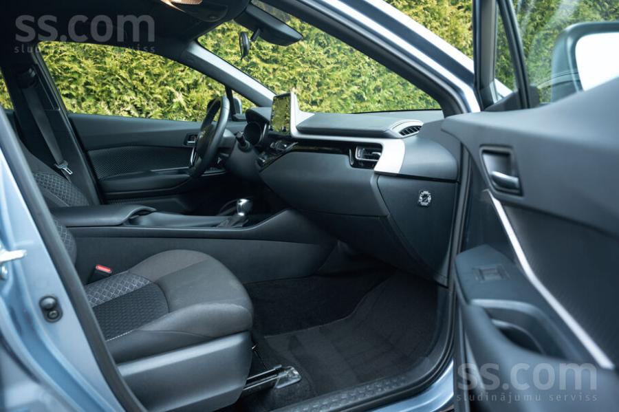 Grey Toyota C-HR 2023 in Riga, with an engine capacity of 1.80 L and mileage of 57 thousand km for 20850 €, photo 13 on AUTOMOTO.COM.LV