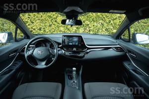 Grey Toyota C-HR 2023 in Riga, with an engine capacity of 1.80 L and mileage of 57 thousand km for 20850 €, photo 16 on AUTOMOTO.COM.LV