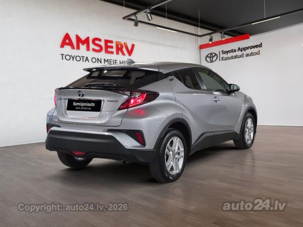 Серый Тойота C-HR 2023 в Таллин, объемом двигателя 1.80 л и пробегом 42 тыс. км за 22490 €, фото 3 на AUTOMOTO.COM.LV