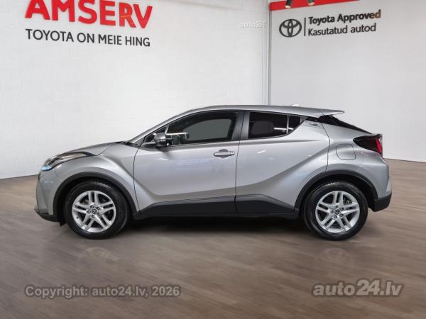 Серый Тойота C-HR 2023 в Таллин, объемом двигателя 1.80 л и пробегом 42 тыс. км за 22490 €, фото 4 на AUTOMOTO.COM.LV