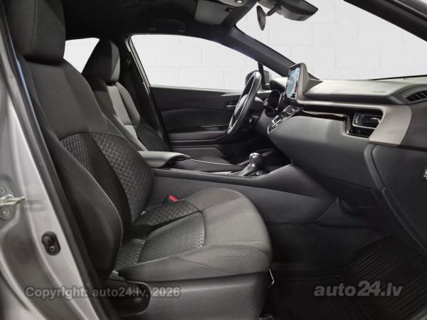 Серый Тойота C-HR 2023 в Таллин, объемом двигателя 1.80 л и пробегом 42 тыс. км за 22490 €, фото 7 на AUTOMOTO.COM.LV