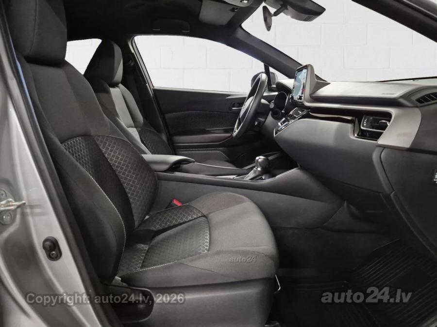 Серый Тойота C-HR 2023 в Таллин, объемом двигателя 1.80 л и пробегом 42 тыс. км за 22490 €, фото 7 на AUTOMOTO.COM.LV