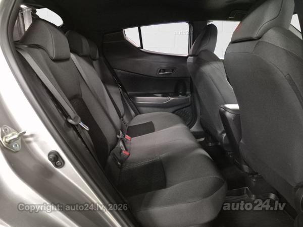 Серый Тойота C-HR 2023 в Таллин, объемом двигателя 1.80 л и пробегом 42 тыс. км за 22490 €, фото 8 на AUTOMOTO.COM.LV