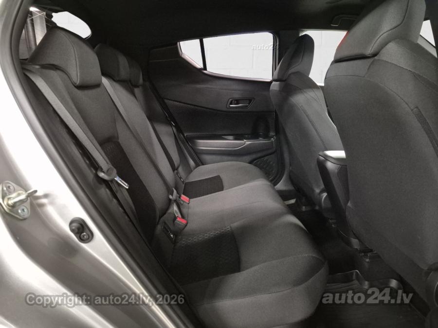Серый Тойота C-HR 2023 в Таллин, объемом двигателя 1.80 л и пробегом 42 тыс. км за 22490 €, фото 8 на AUTOMOTO.COM.LV