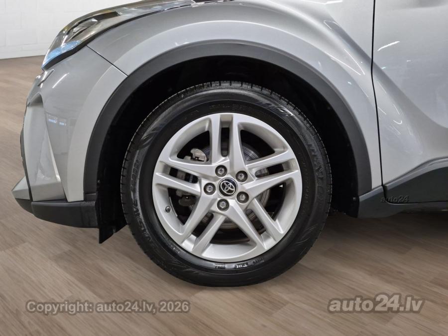 Серый Тойота C-HR 2023 в Таллин, объемом двигателя 1.80 л и пробегом 42 тыс. км за 22490 €, фото 16 на AUTOMOTO.COM.LV