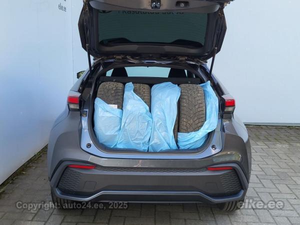 Серый Тойота C-HR 2024 в Таллин, объемом двигателя 1.80 л и пробегом 41 тыс. км за 26995 €, фото 11 на AUTOMOTO.COM.LV