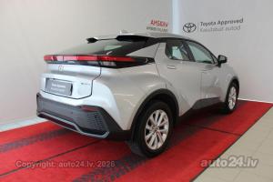 Pelēks Toyota C-HR 2024 Viljandi, ar dzinēja tilpumu 1.80 L un nobraukumu 36 tūkst. km par 27990 €, foto 2 vietnē AUTOMOTO.COM.LV