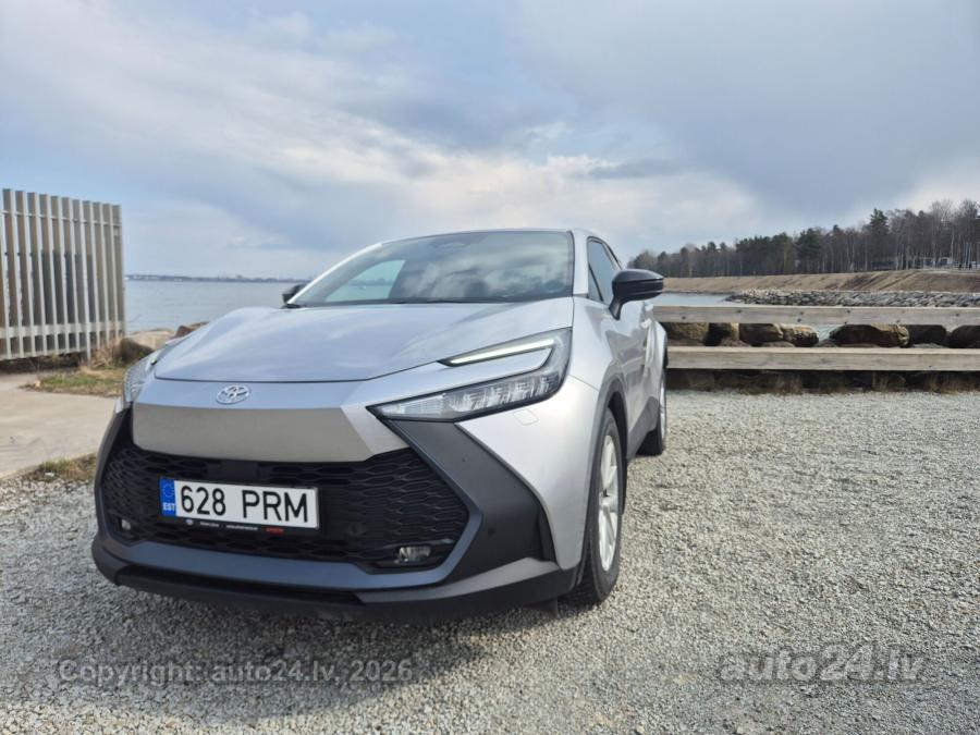 Pelēks Toyota C-HR 2024 Tallina, ar dzinēja tilpumu 1.80 L un nobraukumu 16 tūkst. km par 30500 €, foto 1 vietnē AUTOMOTO.COM.LV
