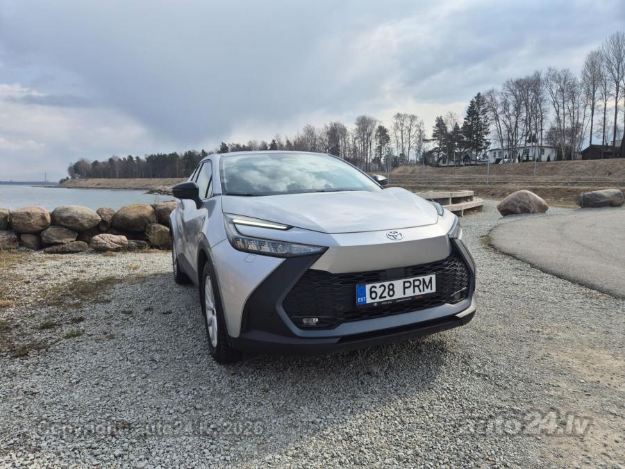 Pelēks Toyota C-HR 2024 Tallina, ar dzinēja tilpumu 1.80 L un nobraukumu 16 tūkst. km par 30500 €, foto 4 vietnē AUTOMOTO.COM.LV