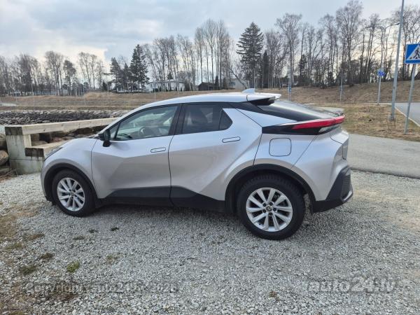 Grey Toyota C-HR 2024 in Tallinn, with an engine capacity of 1.80 L and mileage of 16 thousand km for 30500 €, photo 5 on AUTOMOTO.COM.LV