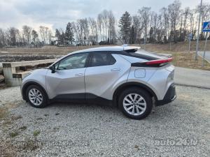 Pelēks Toyota C-HR 2024 Tallina, ar dzinēja tilpumu 1.80 L un nobraukumu 16 tūkst. km par 30500 €, foto 6 vietnē AUTOMOTO.COM.LV