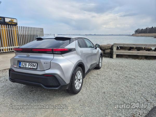 Grey Toyota C-HR 2024 in Tallinn, with an engine capacity of 1.80 L and mileage of 16 thousand km for 30500 €, photo 7 on AUTOMOTO.COM.LV