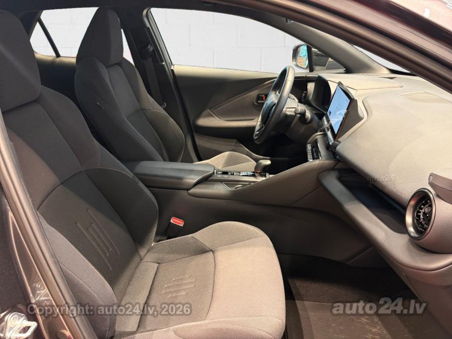 Grey Toyota C-HR 2024 in Parnu, with an engine capacity of 1.80 L and mileage of 25 thousand km for 28990 €, photo 7 on AUTOMOTO.COM.LV
