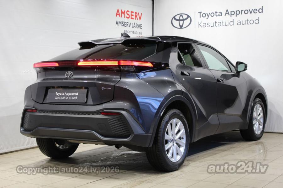 Серый Тойота C-HR 2024 в Таллин, объемом двигателя 1.80 л и пробегом 35 тыс. км за 27990 €, фото 3 на AUTOMOTO.COM.LV