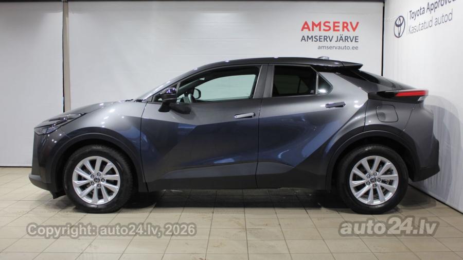 Серый Тойота C-HR 2024 в Таллин, объемом двигателя 1.80 л и пробегом 35 тыс. км за 27990 €, фото 4 на AUTOMOTO.COM.LV