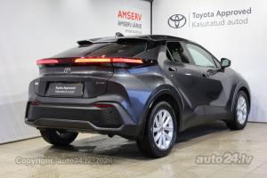 Серый Тойота C-HR 2024 в Таллин, объемом двигателя 1.80 л и пробегом 41 тыс. км за 26990 €, фото 3 на AUTOMOTO.COM.LV