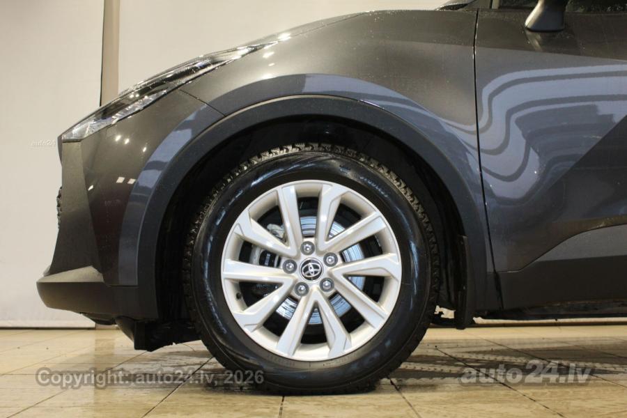 Серый Тойота C-HR 2024 в Таллин, объемом двигателя 1.80 л и пробегом 41 тыс. км за 26990 €, фото 16 на AUTOMOTO.COM.LV