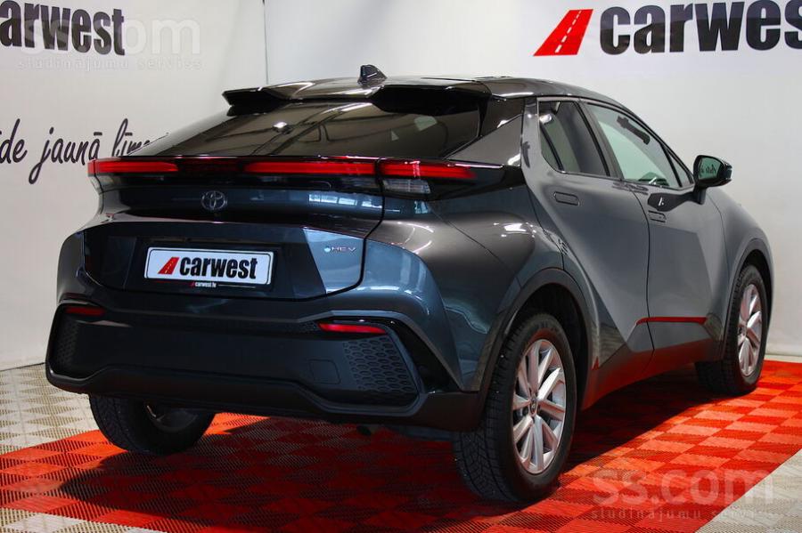 Grey Toyota C-HR 2024 in Riga, with an engine capacity of 1.80 L and mileage of 26 thousand km for 26500 €, photo 5 on AUTOMOTO.COM.LV