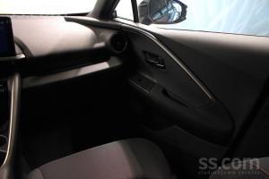 Grey Toyota C-HR 2024 in Riga, with an engine capacity of 1.80 L and mileage of 26 thousand km for 26500 €, photo 32 on AUTOMOTO.COM.LV