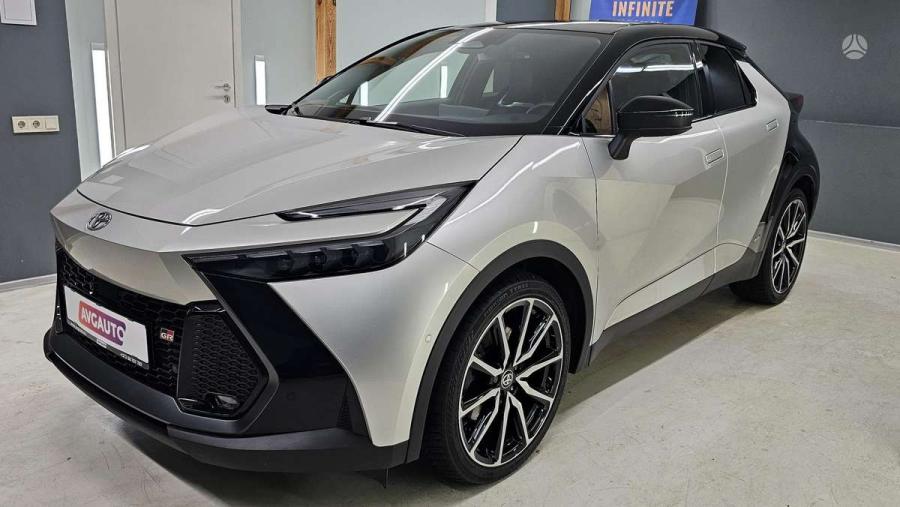 Серый Тойота C-HR 2024 в Таллин, объемом двигателя 1.99 л и пробегом 56 тыс. км за 36995 €, фото 3 на AUTOMOTO.COM.LV