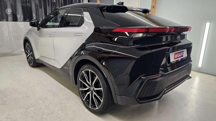 Серый Тойота C-HR 2024 в Таллин, объемом двигателя 1.99 л и пробегом 56 тыс. км за 36995 €, фото 5 на AUTOMOTO.COM.LV