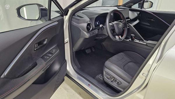 Серый Тойота C-HR 2024 в Таллин, объемом двигателя 1.99 л и пробегом 56 тыс. км за 36995 €, фото 6 на AUTOMOTO.COM.LV