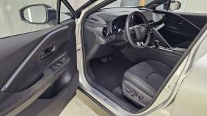Серый Тойота C-HR 2024 в Таллин, объемом двигателя 1.99 л и пробегом 56 тыс. км за 36995 €, фото 7 на AUTOMOTO.COM.LV