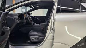 Серый Тойота C-HR 2024 в Таллин, объемом двигателя 1.99 л и пробегом 56 тыс. км за 36995 €, фото 8 на AUTOMOTO.COM.LV