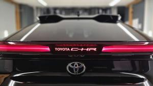 Серый Тойота C-HR 2024 в Таллин, объемом двигателя 1.99 л и пробегом 56 тыс. км за 36995 €, фото 36 на AUTOMOTO.COM.LV