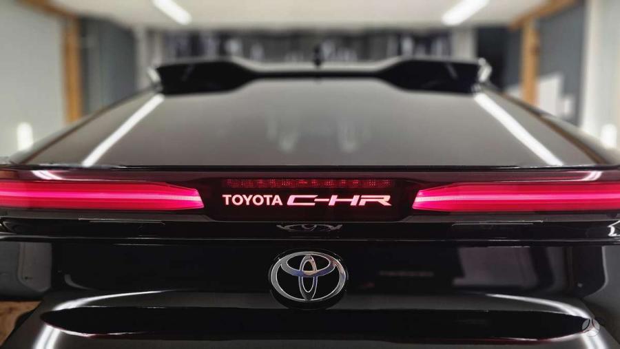 Серый Тойота C-HR 2024 в Таллин, объемом двигателя 1.99 л и пробегом 56 тыс. км за 36995 €, фото 36 на AUTOMOTO.COM.LV