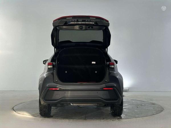 Серый Тойота C-HR 2024 в Вильнюс, объемом двигателя 1.80 л и пробегом 59 тыс. км за 27900 €, фото 7 на AUTOMOTO.COM.LV