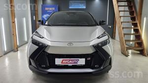 Pelēks Toyota C-HR 2024 Tallina, ar dzinēja tilpumu 2.00 L un nobraukumu 56 tūkst. km par 34995 €, foto  vietnē AUTOMOTO.COM.LV