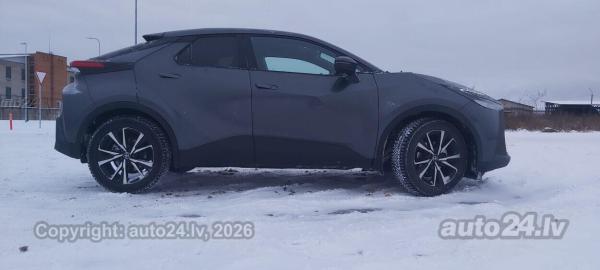 Серый Тойота C-HR 2025 в Нарва, объемом двигателя 1.80 л и пробегом 3 тыс. км за 28999 €, фото 6 на AUTOMOTO.COM.LV