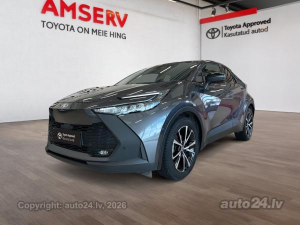 Pelēks Toyota C-HR 2025 Pērnava, ar dzinēja tilpumu 1.80 L un nobraukumu 25 tūkst. km par 28990 €, foto 1 vietnē AUTOMOTO.COM.LV