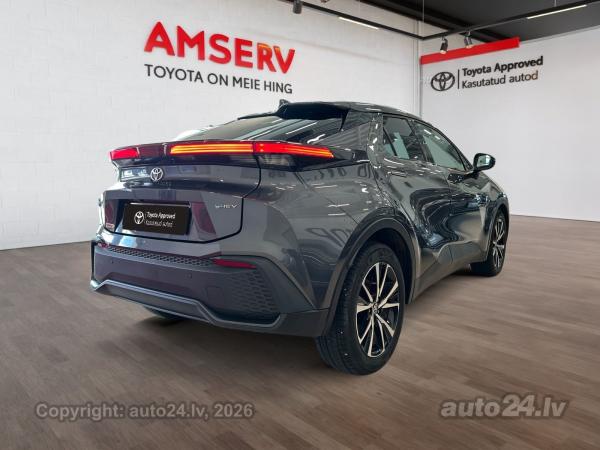 Pelēks Toyota C-HR 2025 Pērnava, ar dzinēja tilpumu 1.80 L un nobraukumu 25 tūkst. km par 28990 €, foto 2 vietnē AUTOMOTO.COM.LV