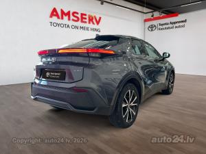 Серый Тойота C-HR 2025 в Пярну, объемом двигателя 1.80 л и пробегом 25 тыс. км за 28990 €, фото 3 на AUTOMOTO.COM.LV