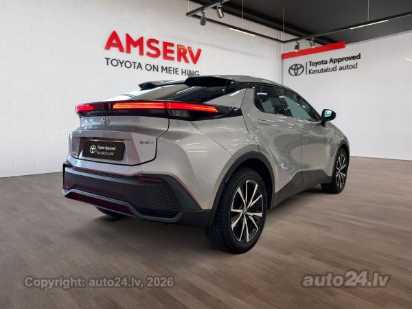 Pelēks Toyota C-HR 2025 Pērnava, ar dzinēja tilpumu 1.80 L un nobraukumu 26 tūkst. km par 28990 €, foto 2 vietnē AUTOMOTO.COM.LV